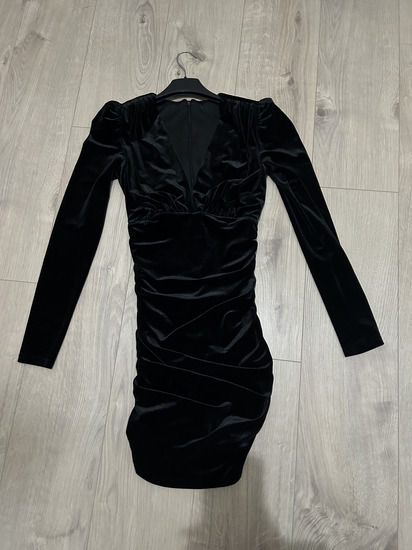 Crna plisana haljina