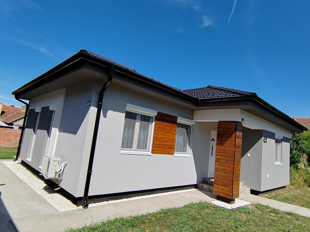 Prodaje se nova montažna kuća 105 m2+ 14 m2 pomoćni objekat, kompletno nameštena