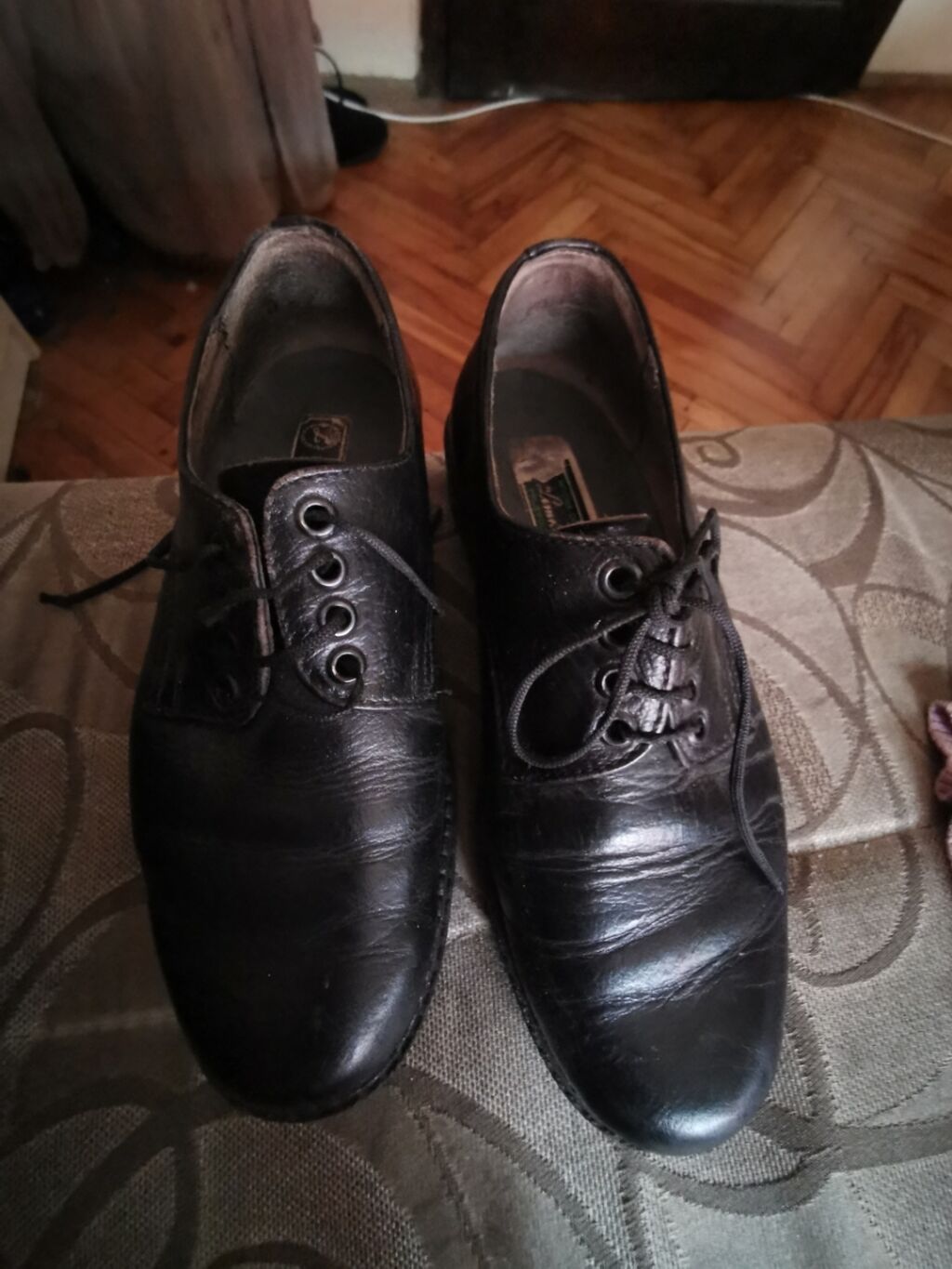 Crne cipele, limka broj 40 Nemaju ostecenja. Crna boja