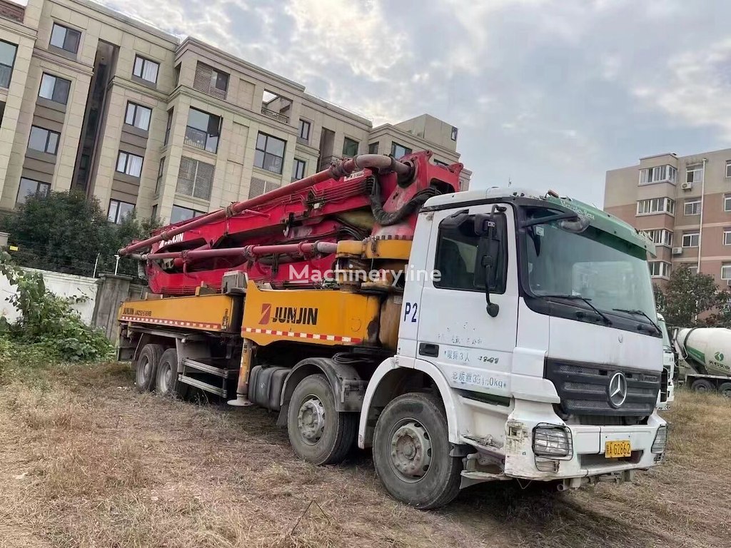 JunJin na šasiji Mercedes-Benz pumpa za beton