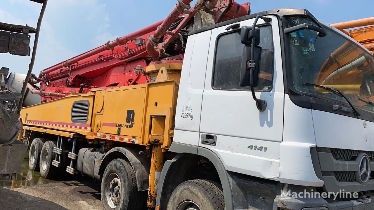 Putzmeister M53-6RZ na šasiji Mercedes-Benz pumpa za beton