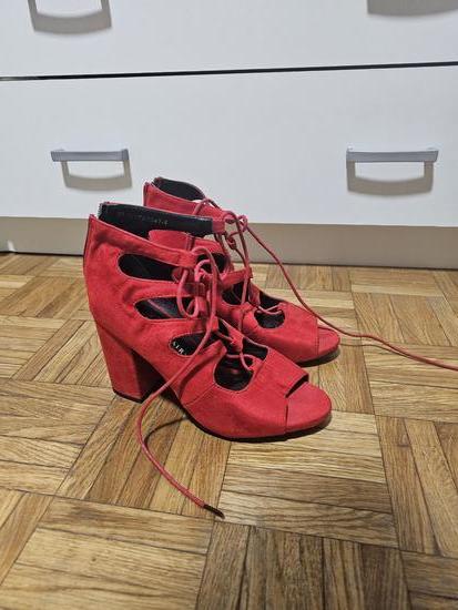 Crvene sandale na stiklu