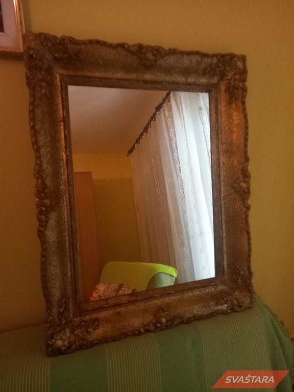 Stilsko ogledalo u lepom ramu