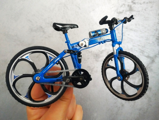 Igračka - bicikl - crno-plavi (na pola)