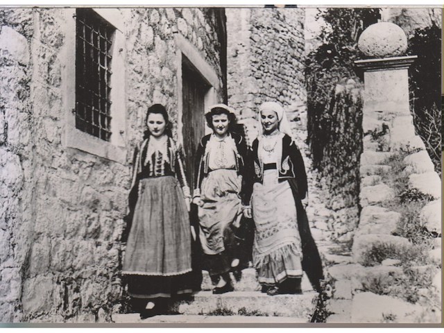 NARODNA NOŠNJA IZ BOKE / kolekcionarski, 1957.