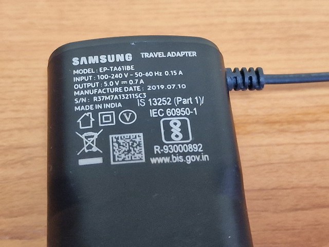 Punjač za mobilni telefon Samsung tipa potreban adapter