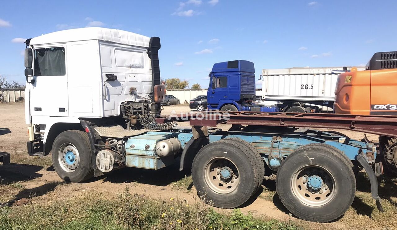 Volvo F 12 vozilo za prevoz kontejnera