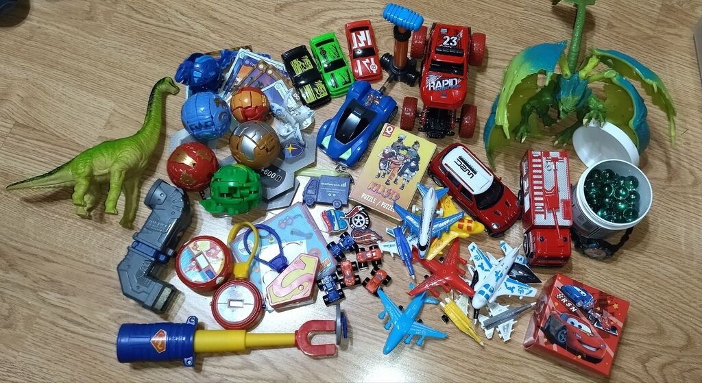 Razne igračke za decu Razne igračkice za decu: autići, dino, zmaj