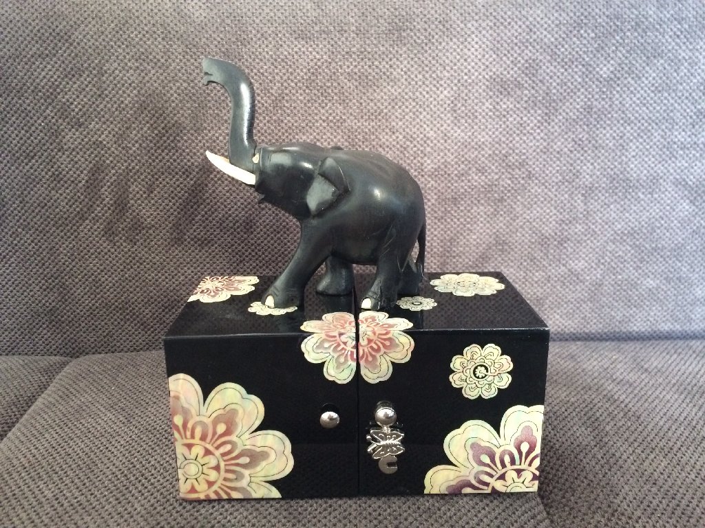 Kutija za prstenje sa 4 fioke, figura slona, antikvitet
