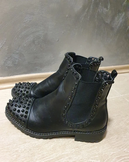 Kratke crne čizme sa bodljama