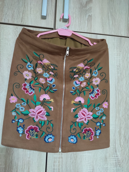 Kratka suknja sa cvetnim motivima