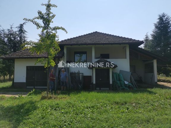 Mladenovac, Mala Vrbica, kuća 183m2, plac 83 ara, 105 000 EUR