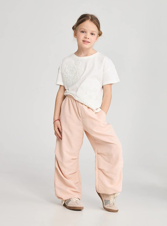 Jednobojne pantalone široki model. Puderasta roze