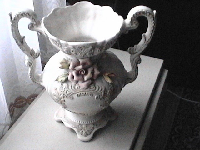 Lepa i veoma ocuvana vaza sa cvetnim motivima