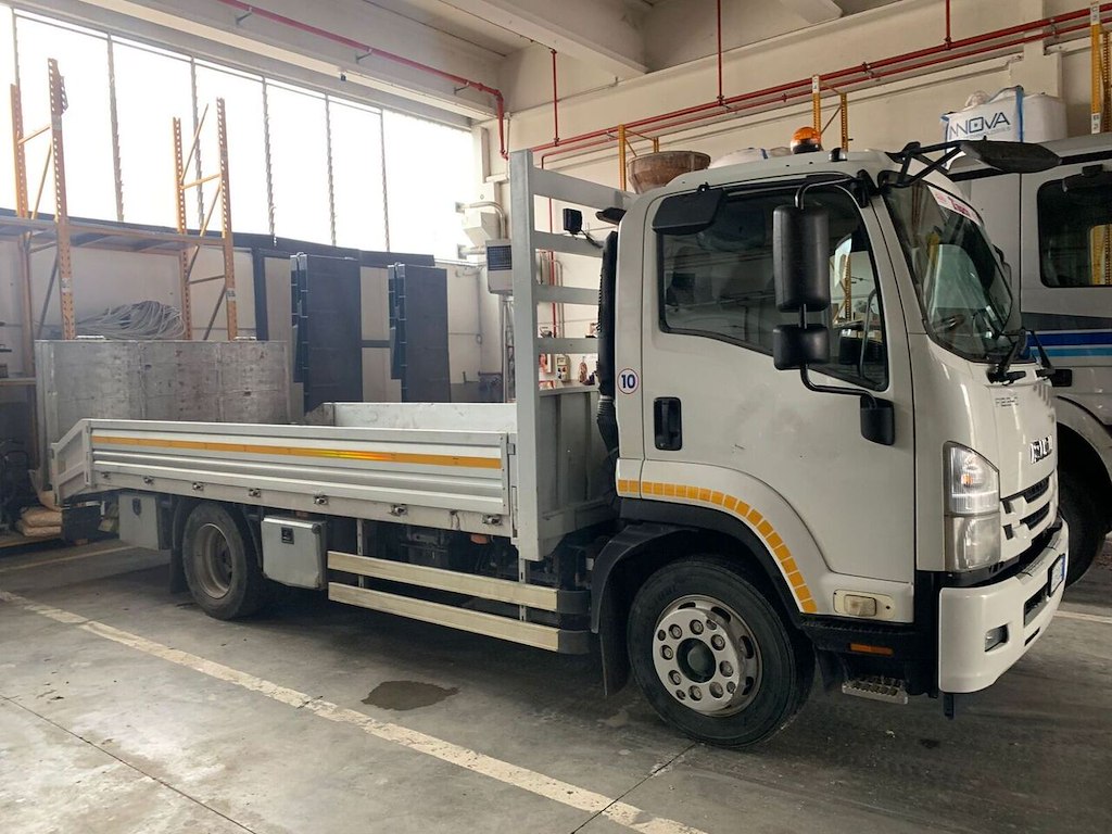 Isuzu F12.240 kamion s ravnom platformom