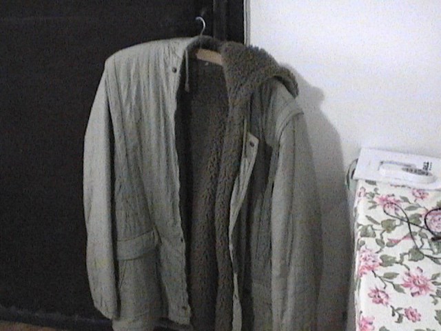 Udobna i topla jakna sa kapuljacom - odlicno stanje