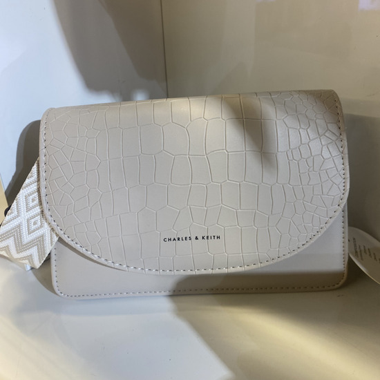 Charles&Keith moderna torba sa širokim kaisem