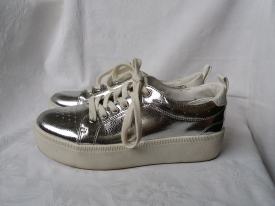 BERSHKA .... srebrne cipele patike ... 39(24,5)