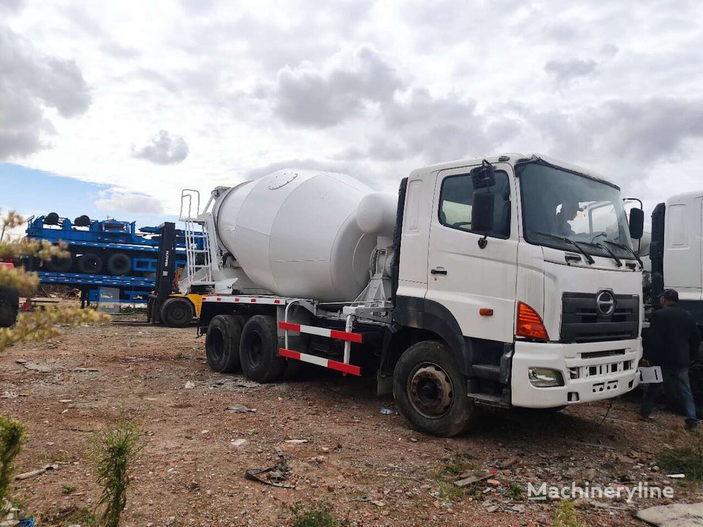 Hino kamion s mešalicom za beton