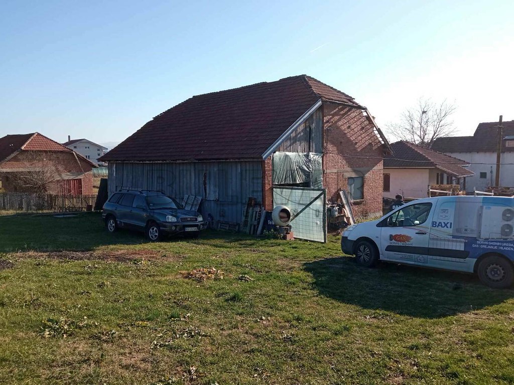 Pomoćne zgrade u Kragujevcu, naselje Petrovac, ukupna površina 120 m2, plac