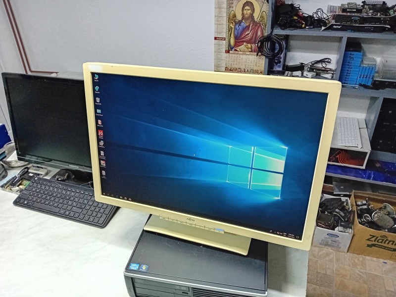 monitor 24 inca fujitsu IPS ispravan