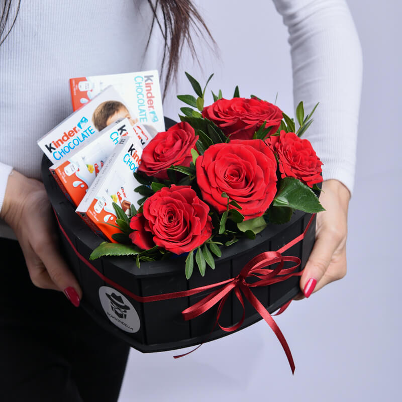 Prodavnica poklona - Poklon za devojku sa cvećem i kinder čokoladama