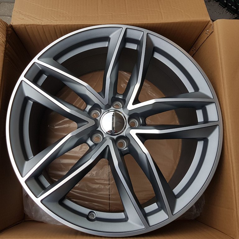 ALU FELNE
8j x18.00 ET39 5x112
