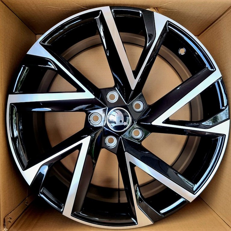 ALU FELNE
7J x17 ET40 5X100