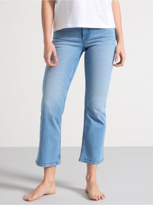 Farmerke KAREN – zvoncare klasične dubine, kraćih nogavica – mešavina 69% pamuk – KAREN Regular flare cropped Jeans