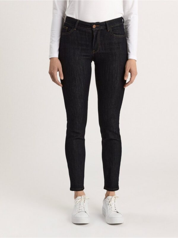 Farmerke TOVA – slim model klasične dubine – 80% pamuk – TOVA Dark blue slim fit jeans