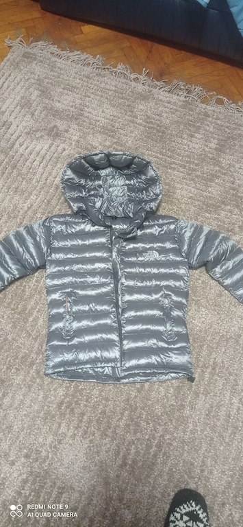 Nova North face jakna za decu uzrasta 10 godina,srebrno siva iznutra i