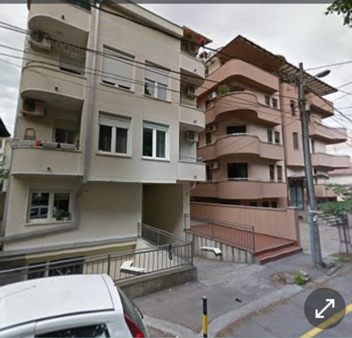 Izdajem garazno mesto, 16m2, Bilećka 22