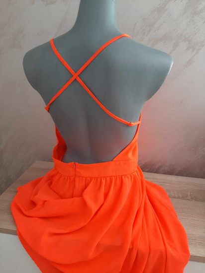 Narandzasta haljina sa otvorenim ledjima