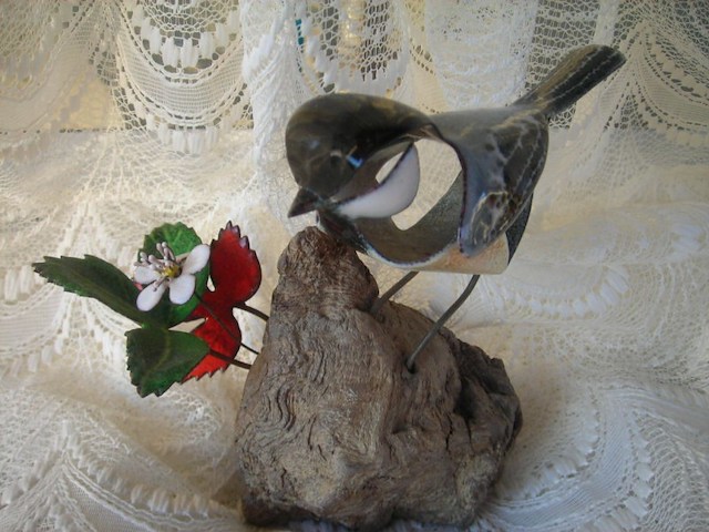 Unikatna figura ptice od metala na kamenu