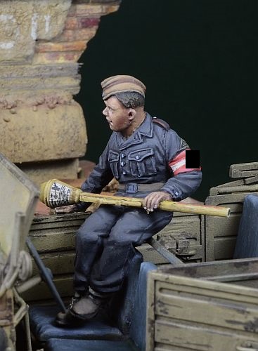 D-DAY miniature studio 35235 Hitlerjugend Boy with Panzerfaust, Germany 1945