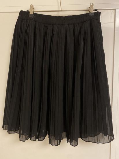 Crna lepršava suknja