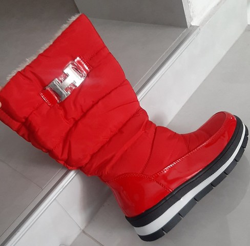 Crvene cizme postavljene