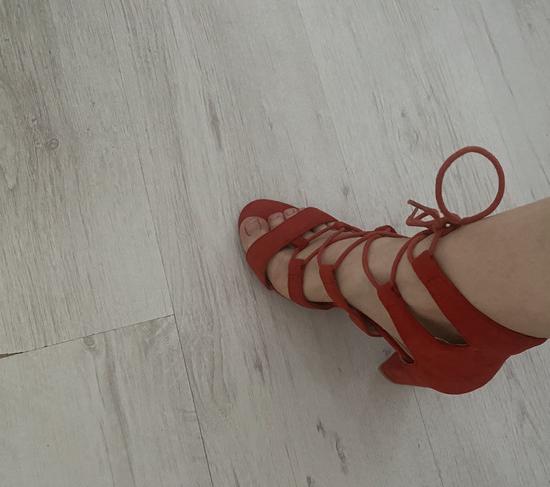 Crvene sandale na štiklu