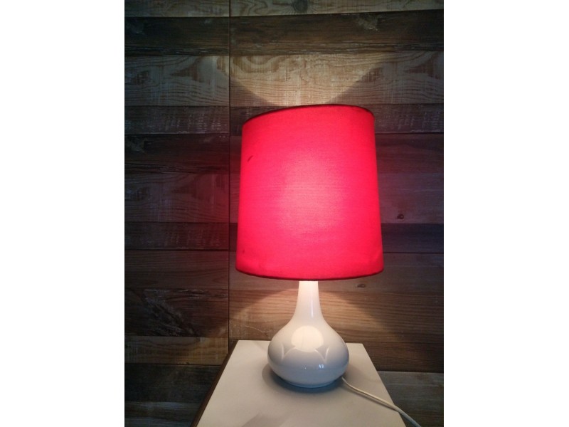 bela lampa sa crvenim abažurom