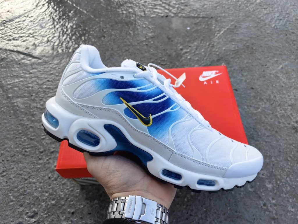 Nike Air Max Plus TN Spray Paint Swoosh