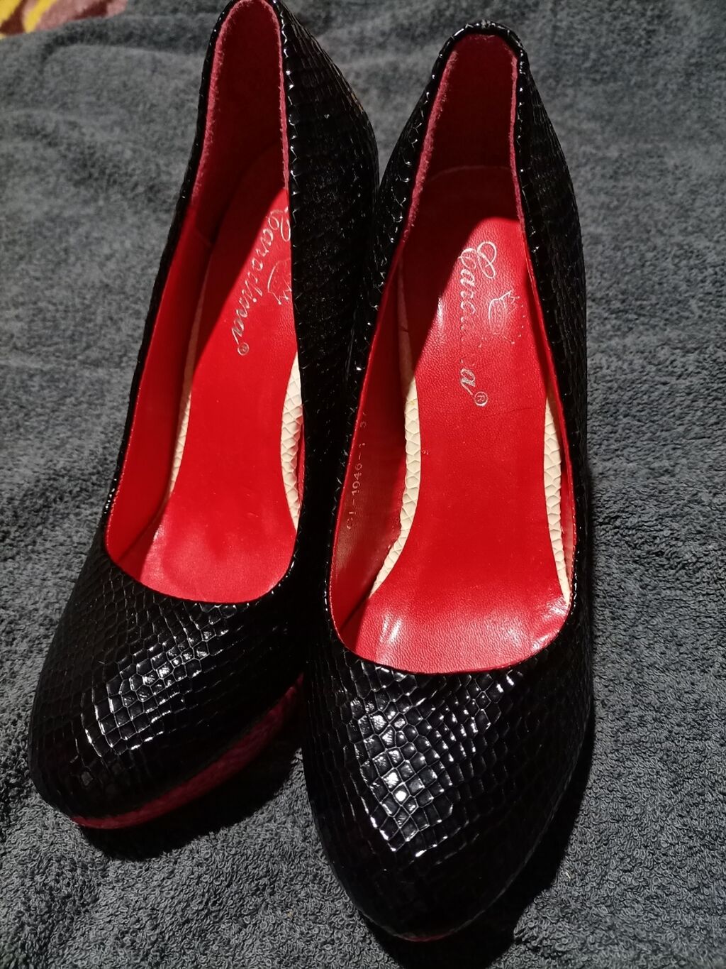 Crno-crvene-bele elegantne cipele,obuvene svega dva puta