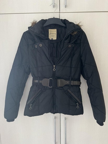 Crna kratka zimska jakna