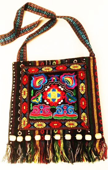 NOVA Etno torbica sa vezenim tribalima u boho stil