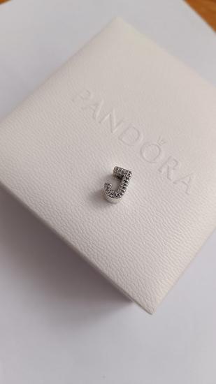 Pandora privezak slovo J