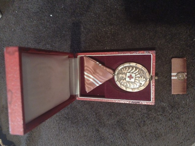 Medalja crvenog krsta Austrije u kutiji plus zamenica