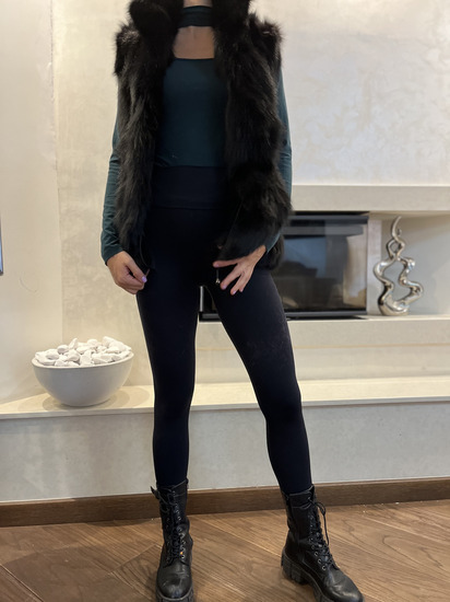 Crni prsluk krzno lisice