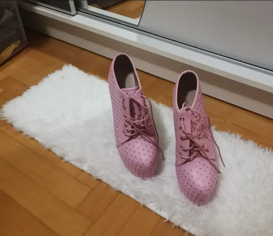 Roze cipele br 38