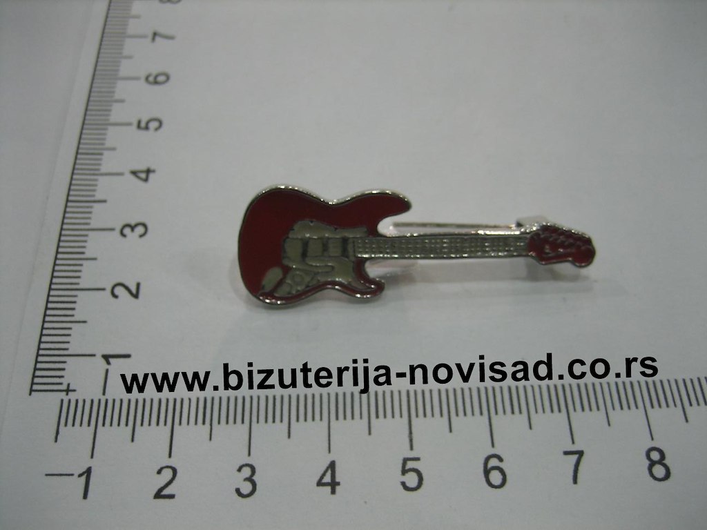 Crveni broš gitara