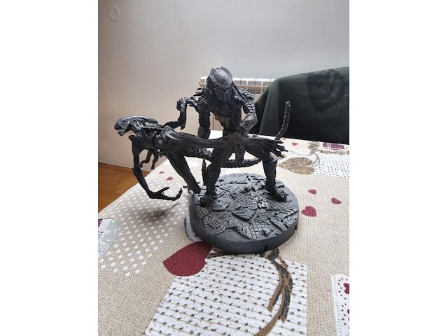 Celtic Predator throws Alien (AvP) McFarlane