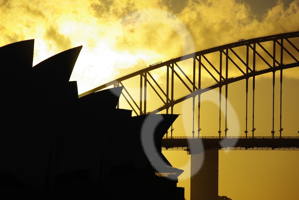 Sidnejska opera i most u luci za zalazak sunca.